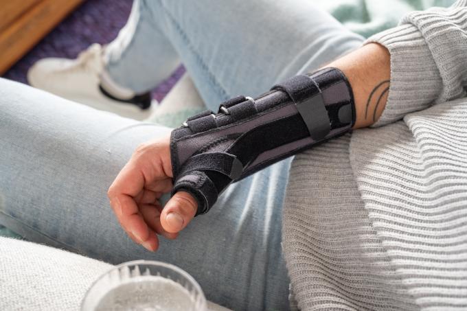 Ondersteun je handen met een spalk of brace