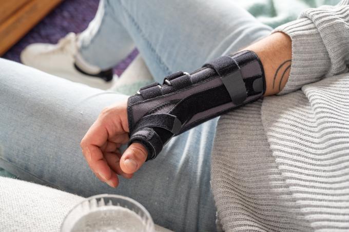 Ondersteun je handen met een spalk of brace
